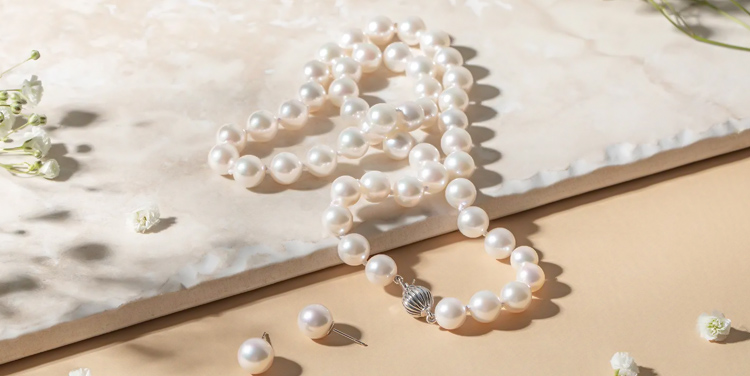 A Quick Guide to Choosing the Perfect Pearl Color
