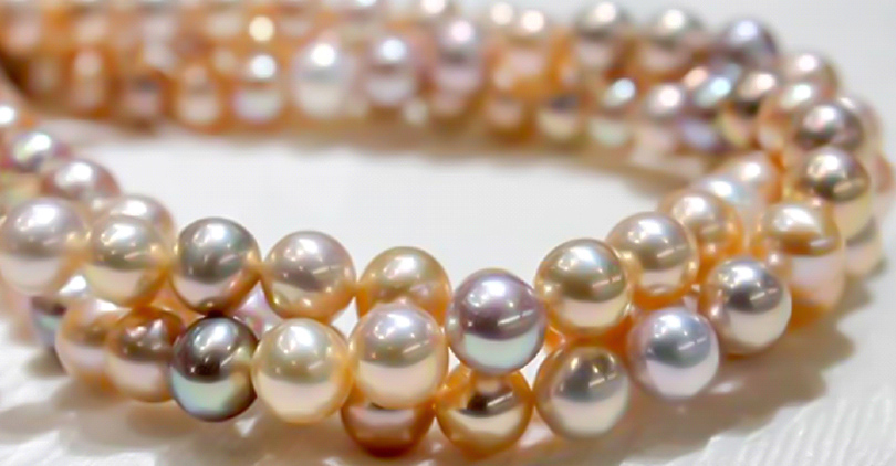 How Can I Style Different Colored Pearls?