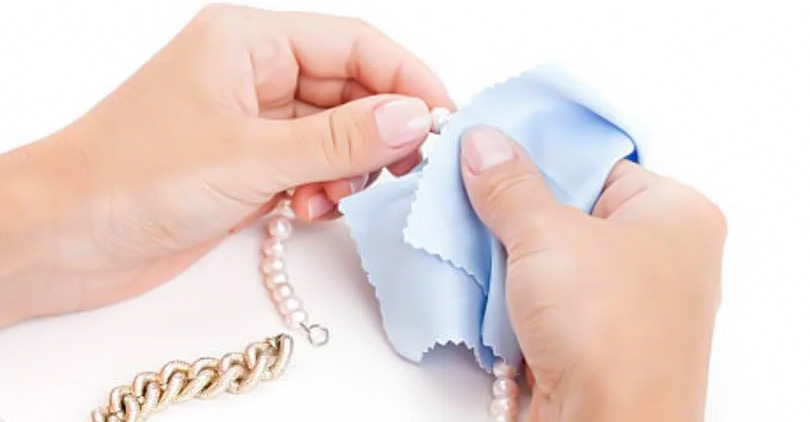 How to Clean Pearl Earrings?