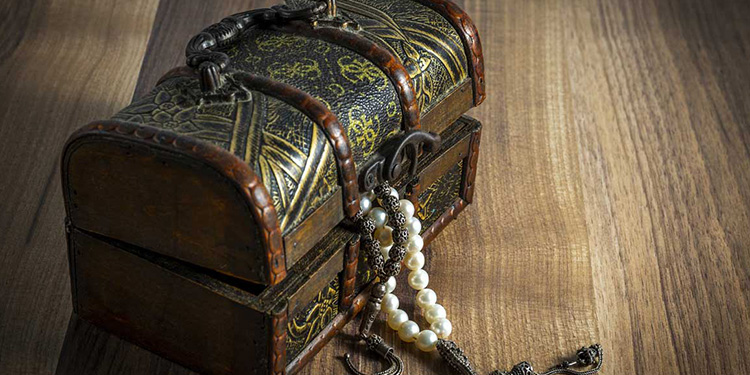 The Ultimate Guide: How to Store Your Pearl Jewelry to Keep Them in ...