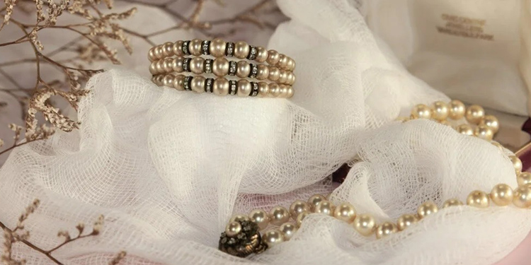 The Ultimate Guide: How to Store Your Pearl Jewelry to Keep Them in ...