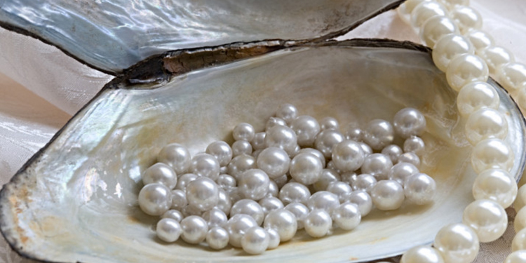 How to Tell a Real Pearl Necklace - The Foolproof Guide
