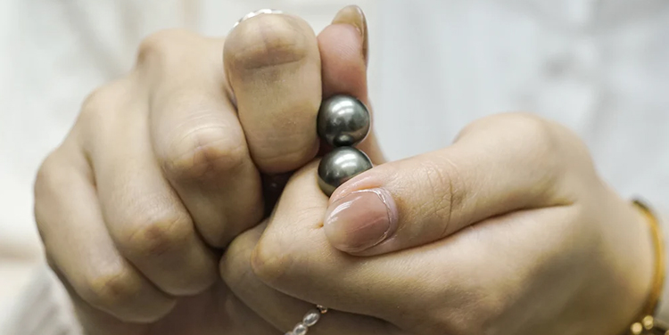 How to Tell if a Pearl is Real? 6 Easy Steps to Find Out!