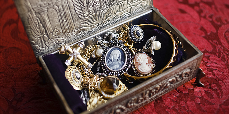 Types of Jewelry: The Ultimate Guide on All Jewelry Styles, Materials ...