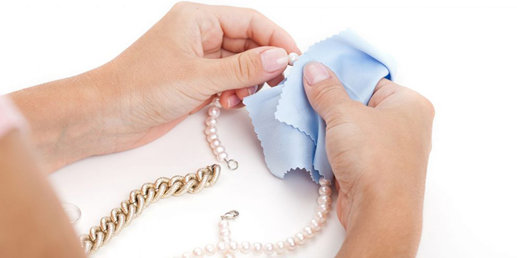The Ultimate Guide to Pearl Necklace Care: Expert Tips and FAQs