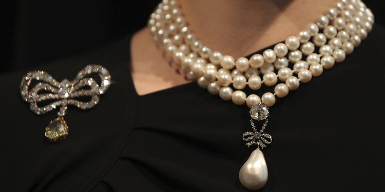 10 Stunning Pearl Necklace Styles to Rock This Season!