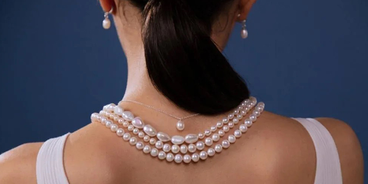 THE TRIPLE STRAND PEARL NECKLACE: HOW TO STYLE IT