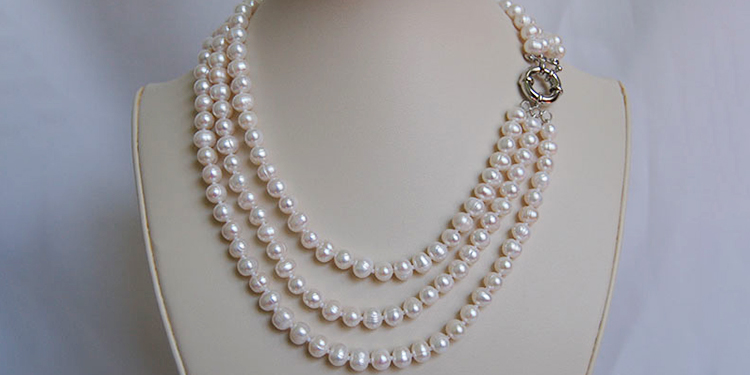 THE TRIPLE STRAND PEARL NECKLACE: HOW TO STYLE IT