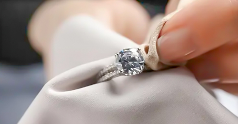 What Are the Best Stones for Jewelry: A Guide to Necklaces and Bracelets